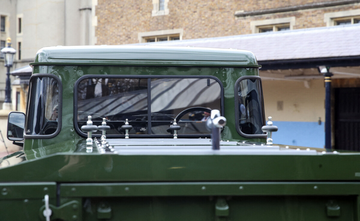 Photo : Le Land Rover modèle Defender 130 Gun Bus de couleur vert ...