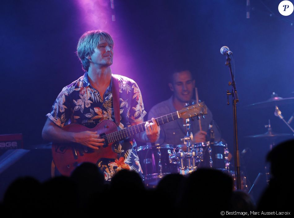 Tom Frager en concert à la Boule Noire à Paris. Sur scène avec 7 ...