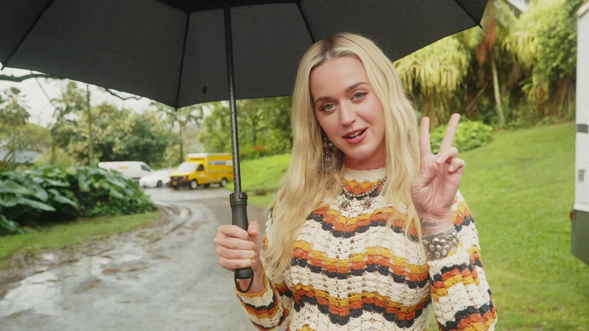 Photo : Katy Perry dans le clip "Electric", avec le Pokémon Pikachu ...