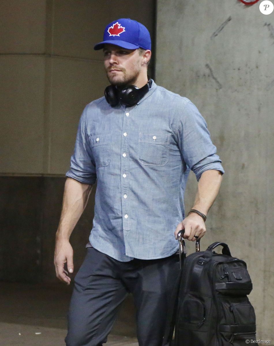 Exclusif - Stephen Amell arrive accompagné de son ami Grant Gustin à l ...