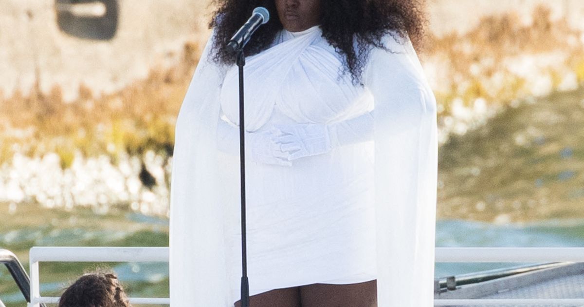 La chanteuse Yseult participe au défilé de mode Balmain Sur Seine de ...