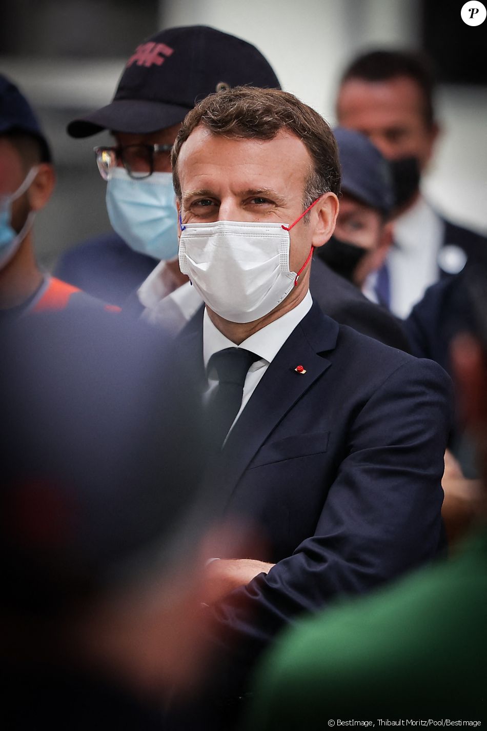 Emmanuel Macron couvert de fleurs en Polynésie ? Le chef de l'Etat ...