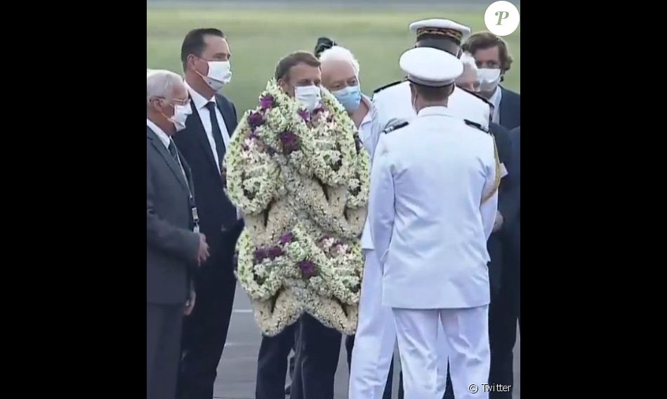 Emmanuel Macron n'a pas été recouvert de colliers de fleurs, lors de ...