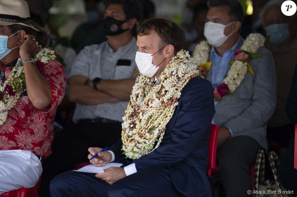 Emmanuel Macron couvert de fleurs en Polynésie ? Le chef de l'Etat ...