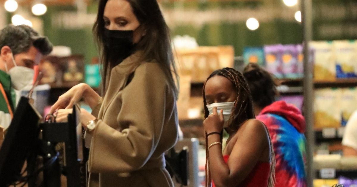 Exclusif Angelina Jolie Et Sa Fille Zahara Font Leurs Courses Dans Un