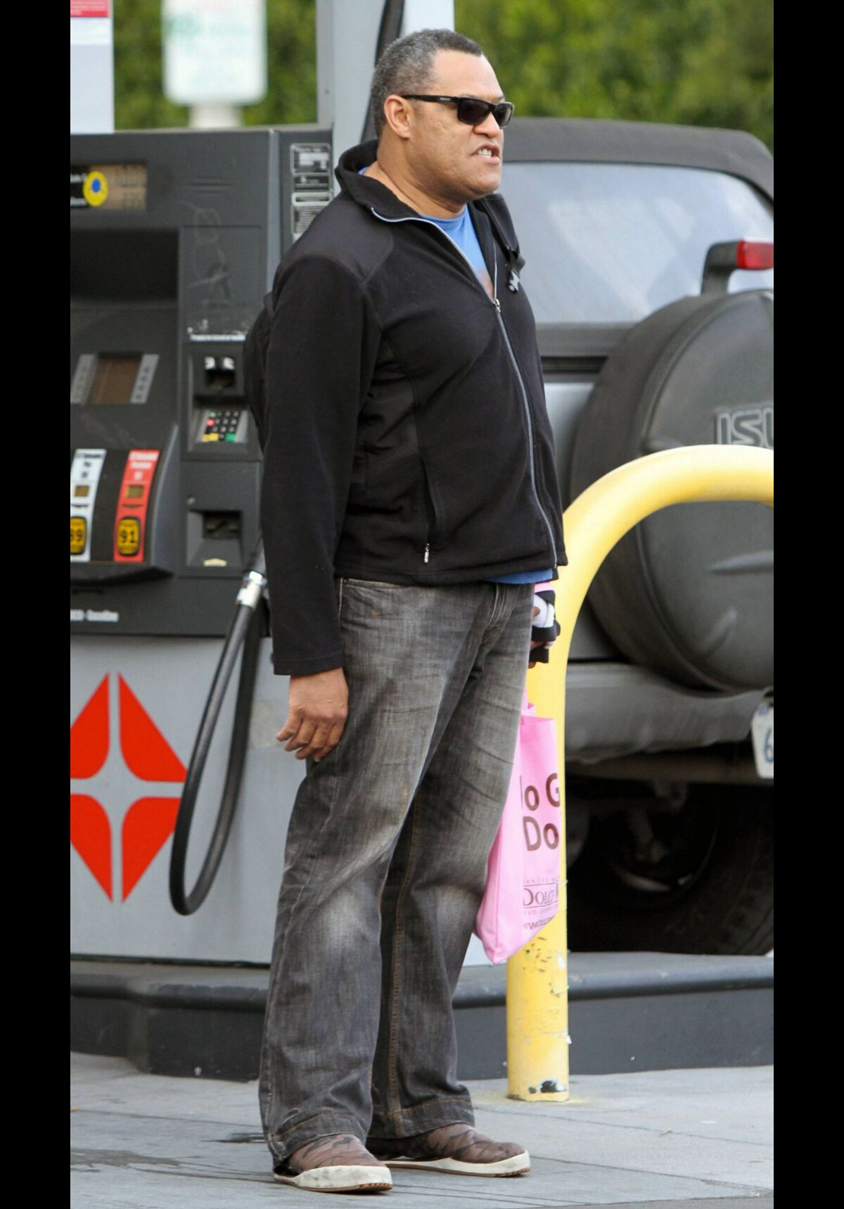 Photo : Le 7 avril dernier, l'Aston Martin de Laurence Fishburne l'a ...