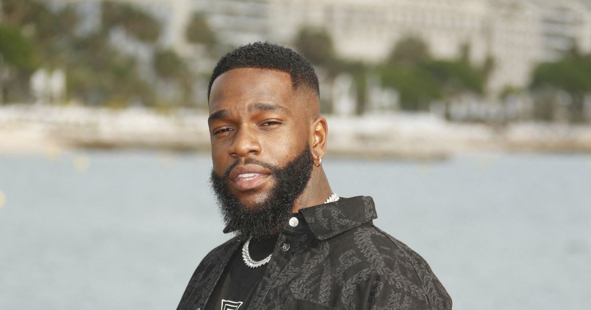 Tayc de la série CHRISTMAS FLOW sur Netflix Photocall sur le ponton de ...