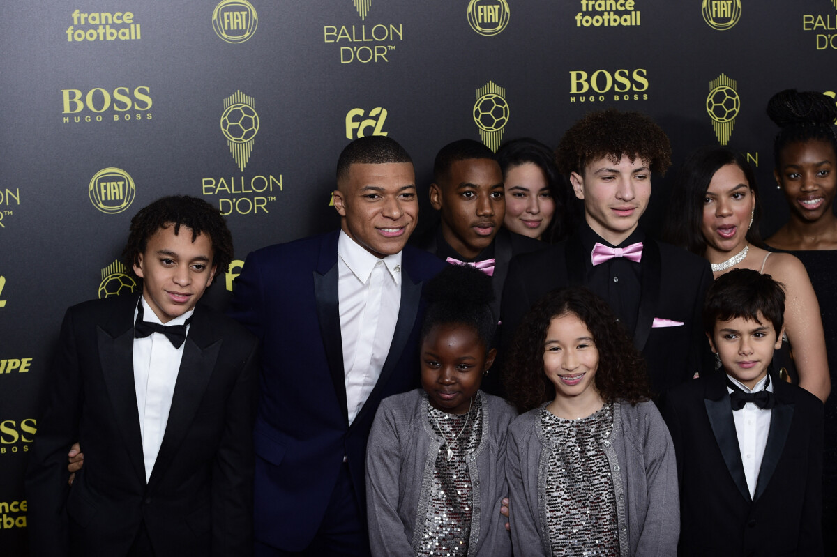 Photo : Kylian Mbappé son frère Ethan et les enfants de l'association ...