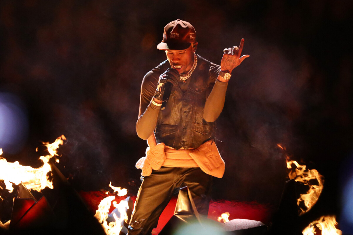Photo : Travis Scott en concert à la mi-temps de la finale du Super ...