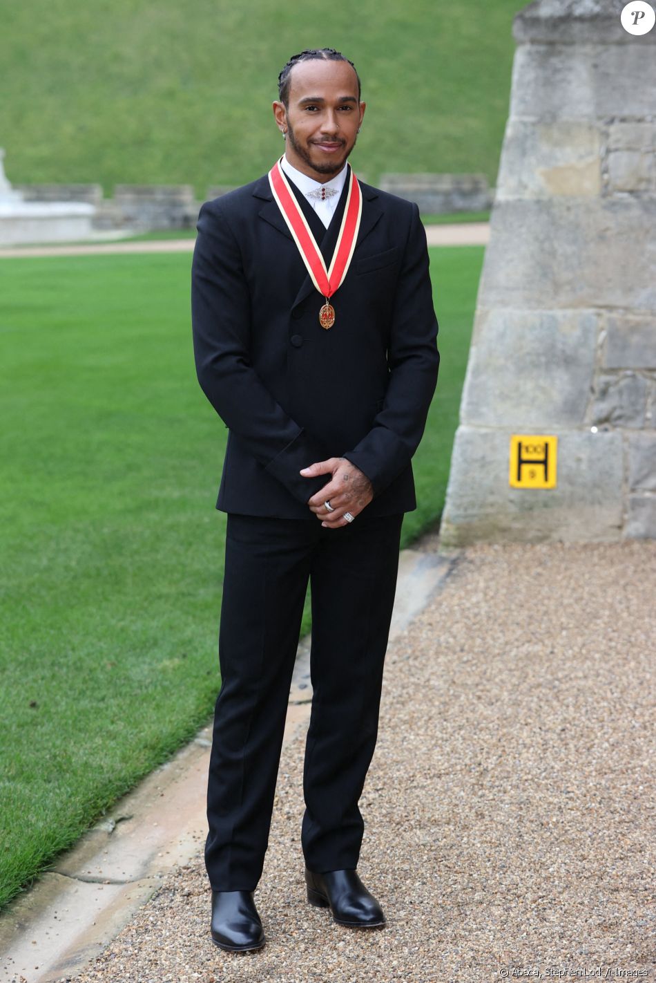 Sir Lewis Hamilton décoré lors d'une cérémonie au Château de Windsor ...