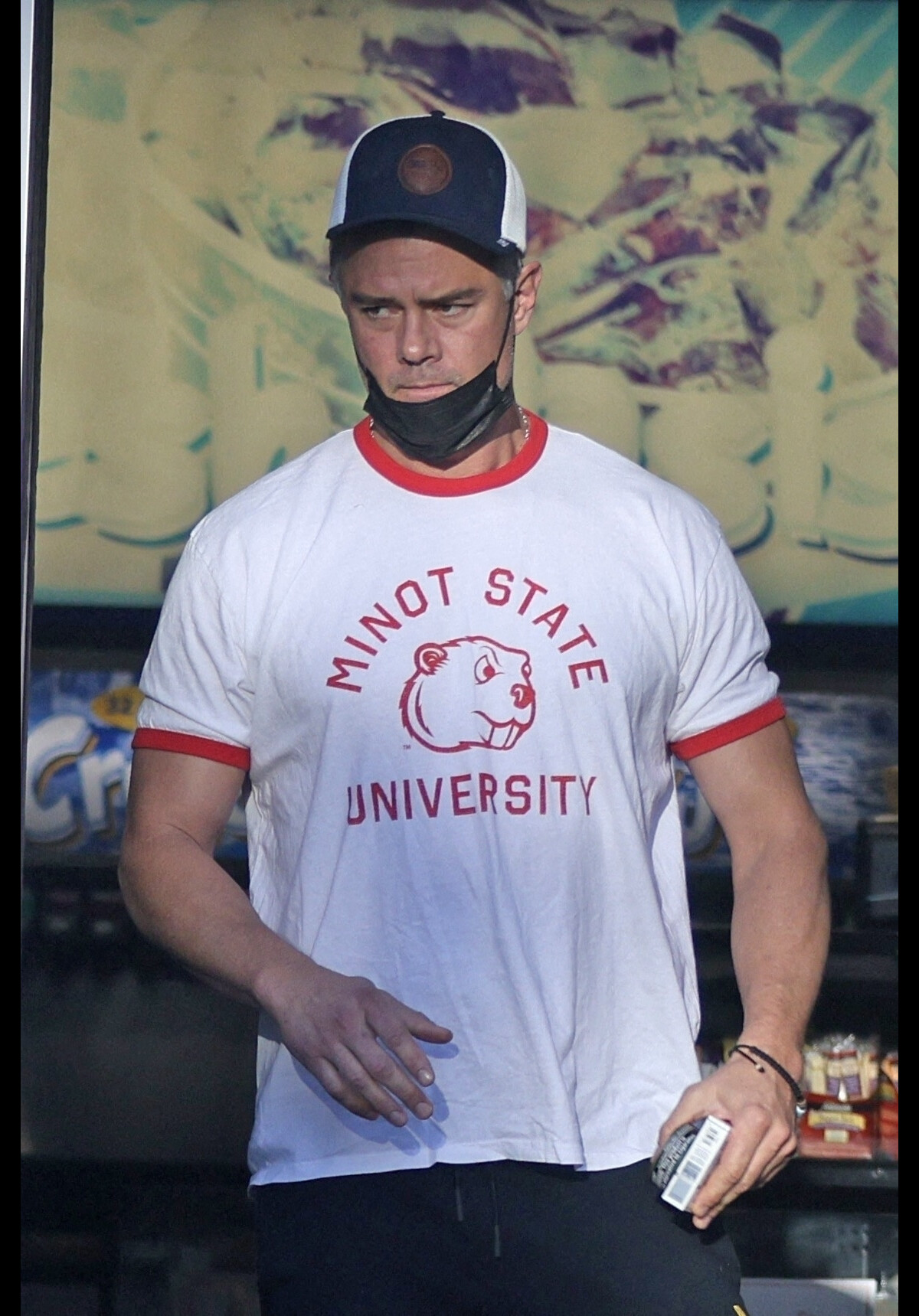 Photo : Exclusif - Josh Duhamel est passé prendre du café et des ...