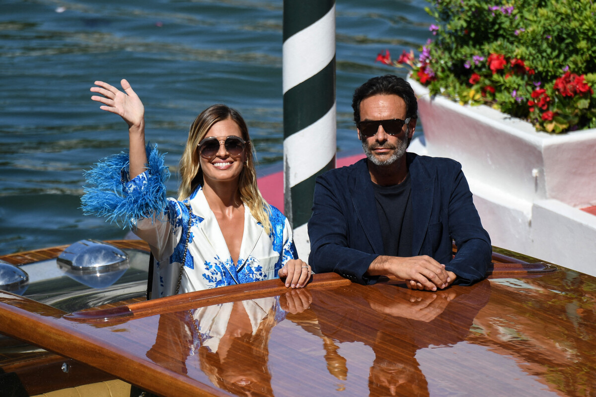 Photo : Anthony Delon et sa compagne Sveva Alviti arrivent à l'hôtel ...