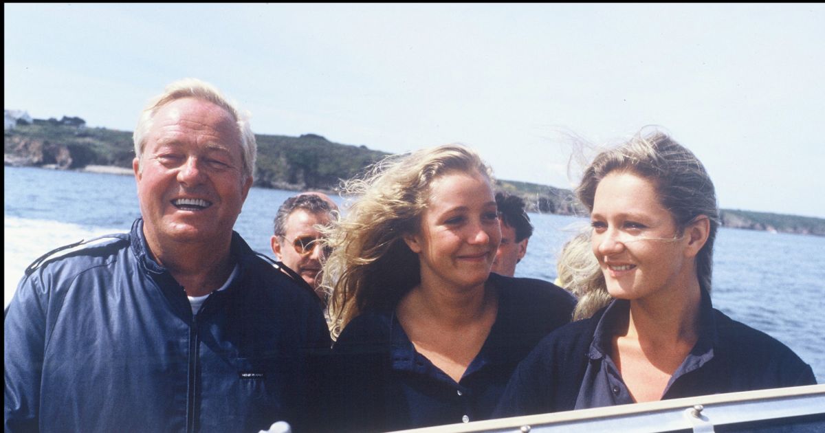 Marie-Caroline et Marine Le Pen avec leur père Jean-Marie à la Trinité ...