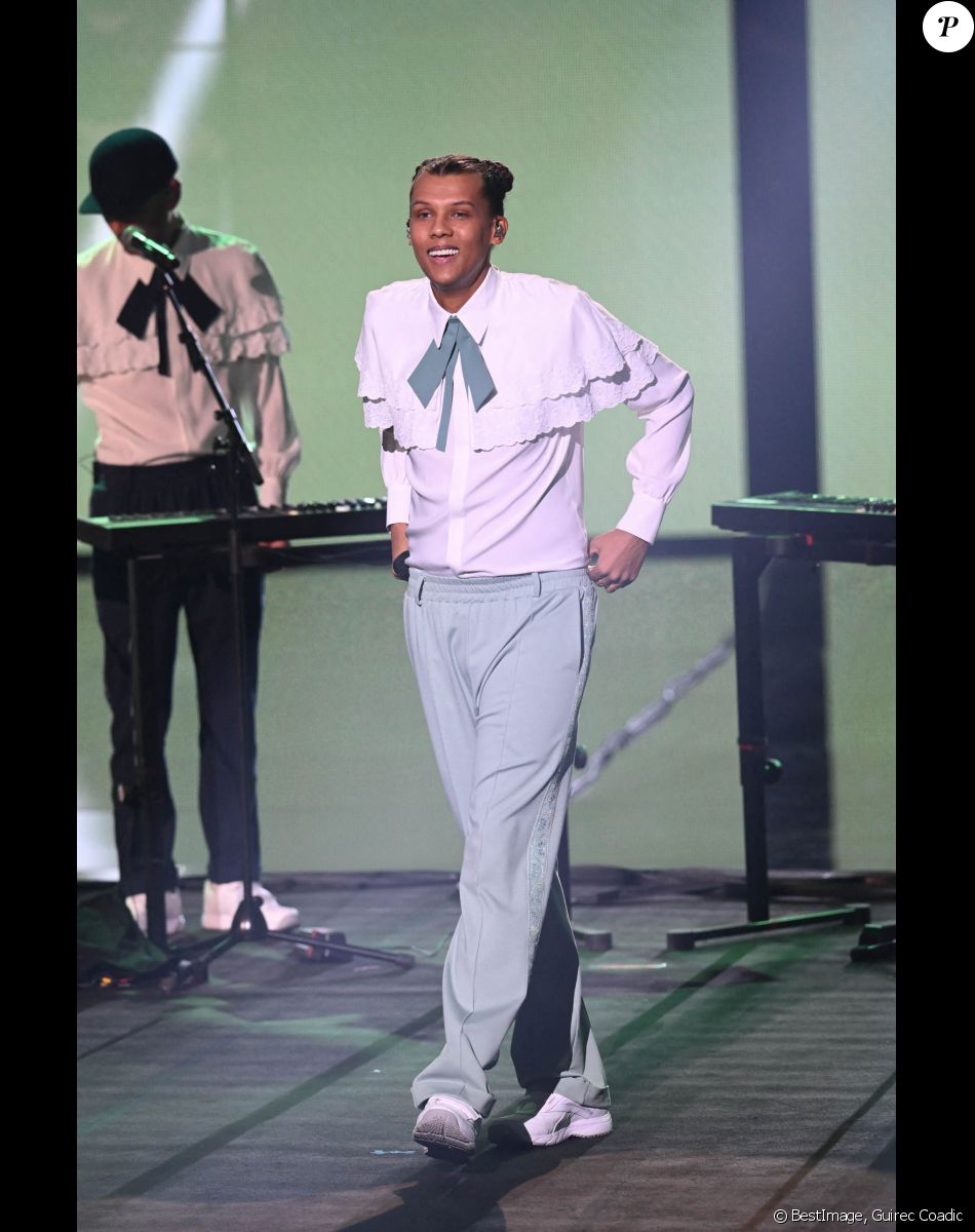 Stromae : Rare photo de son fils, adorable blondinet à la mer avec sa ...