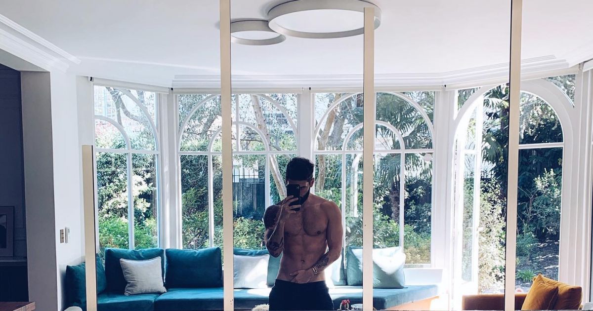 Hugo Manos pose sur Instagram - Purepeople