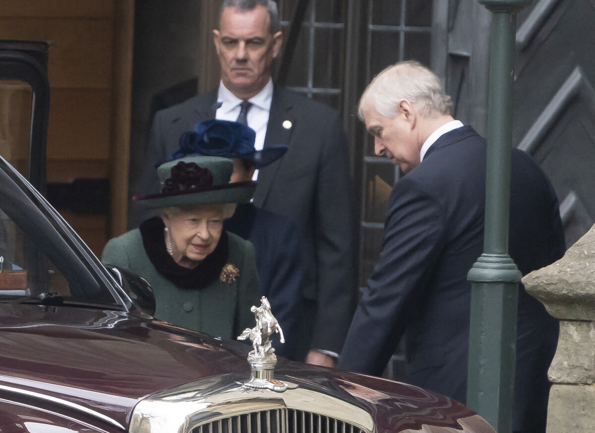 Photo : La reine Elisabeth II d'Angleterre regagne sa voiture sous le ...