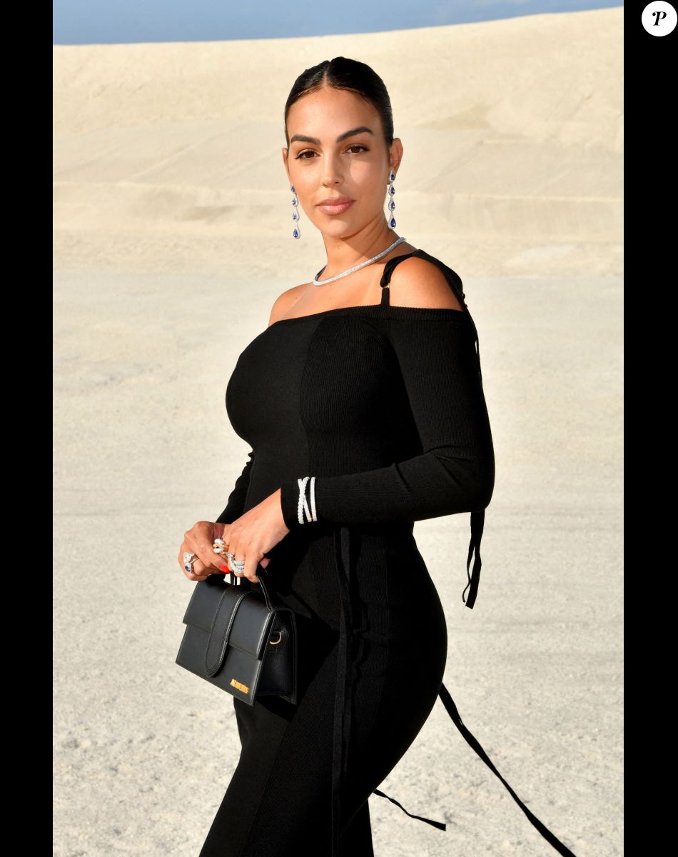 Georgina Rodriguez sensuelle en total look noir, une poitrine dévoilée ...