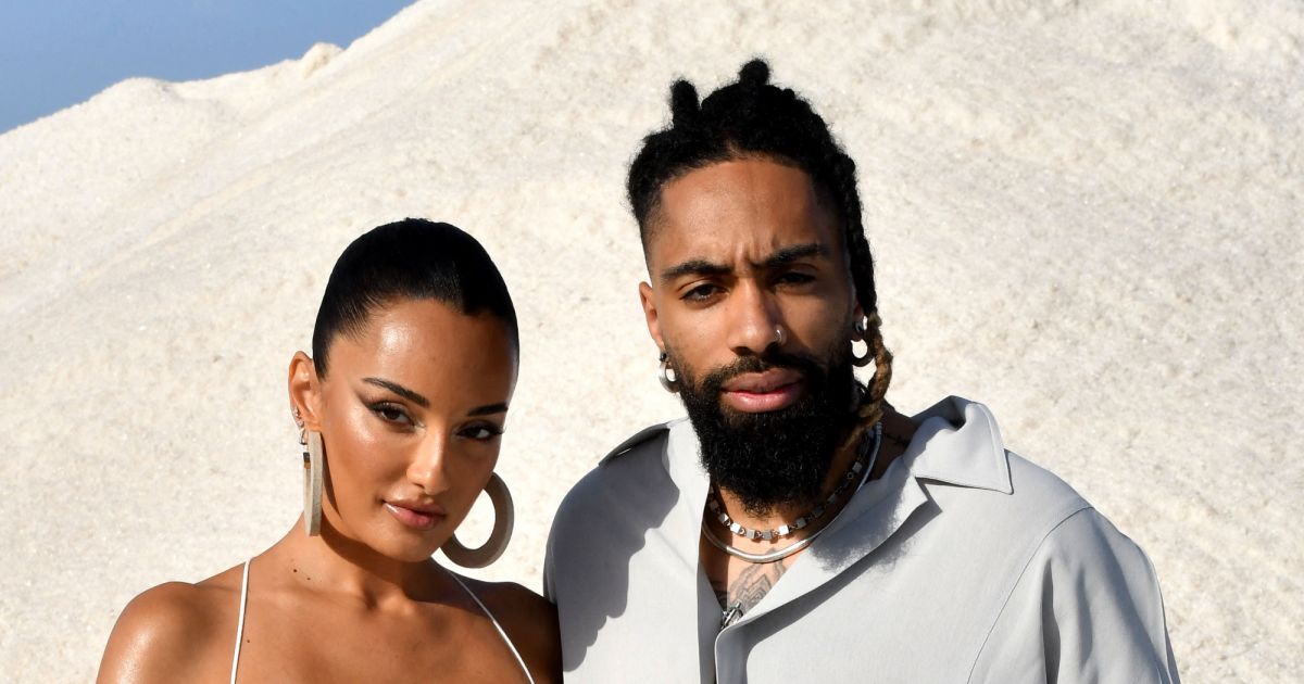 Amina Muaddi et Fary Lopes durant le défilé Le Papier la collection ...