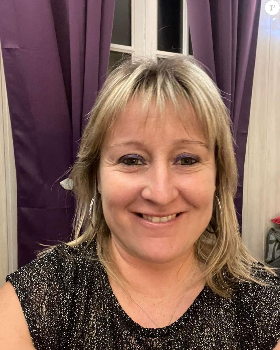 Julie L'amour est dans le pré souriante sur Instagram - Purepeople