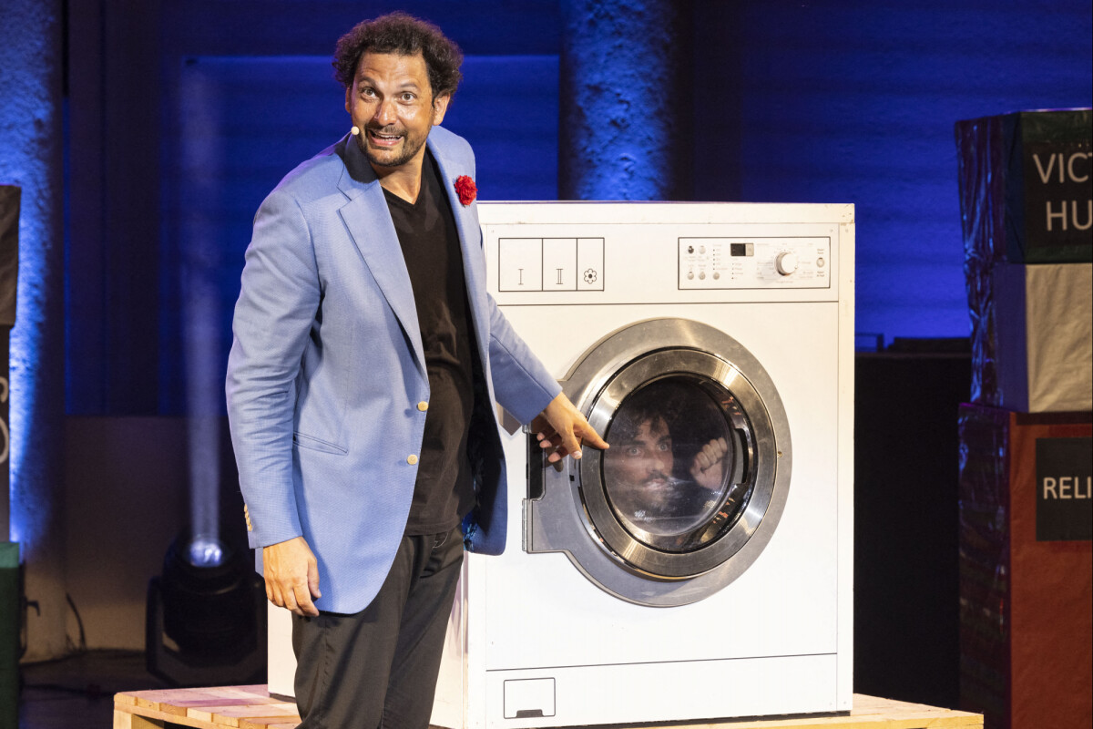 Photo : Eric Antoine est sur la scène du théâtre de Verdure au festival ...