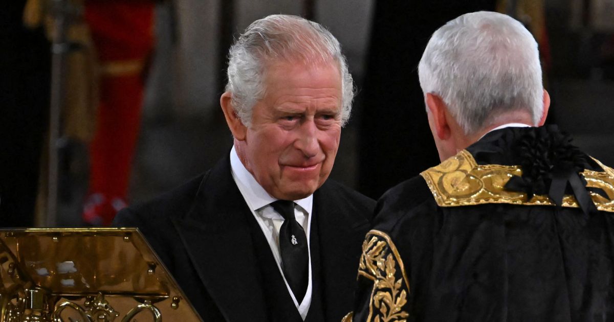 Le roi Charles III d'Angleterre - Les deux Chambres du Parlement se ...