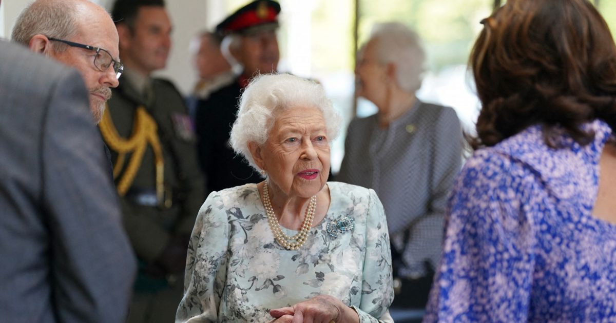 La reine Elisabeth II d'Angleterre lors de l'inauguration de l'hospice de la Tamise à Maidenhead ...