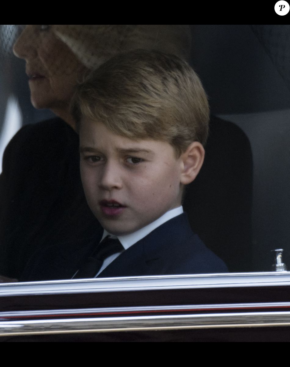 Le prince George photographié en train de tirer la langue aux ...