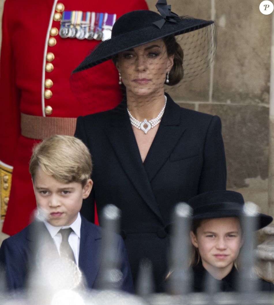 Info - Kate Middleton arbore un collier de quatre rangs de perles au ...