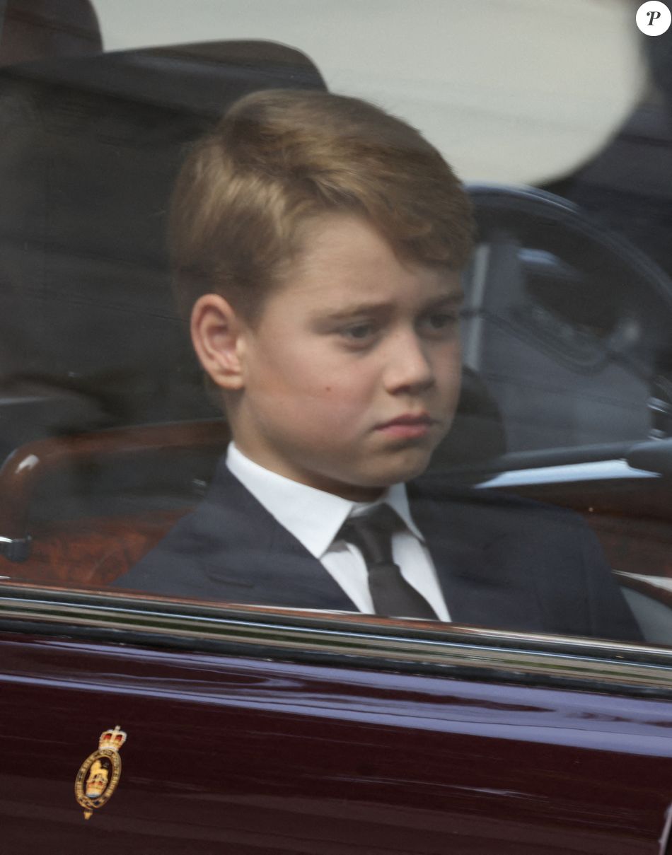 Le prince George de Galles - Procession du cercueil de la reine ...