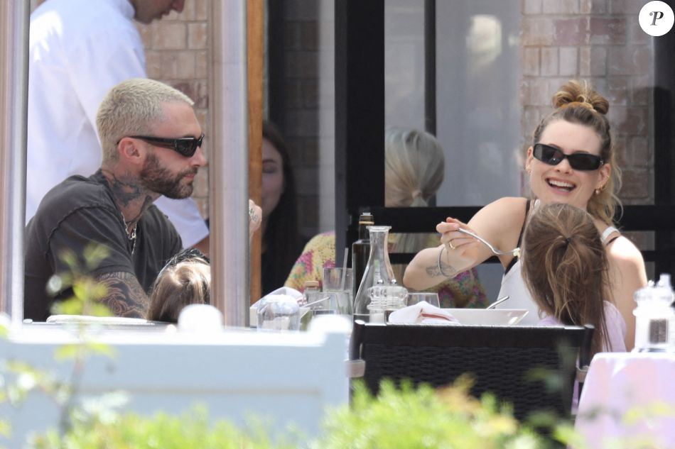 Adam Levine va déjeuner avec sa femme Behati Prinsloo et keurs enfants ...