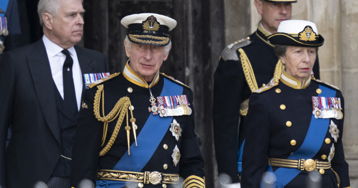 Charles III : Un membre de sa famille , "très méchant", a mené une ...