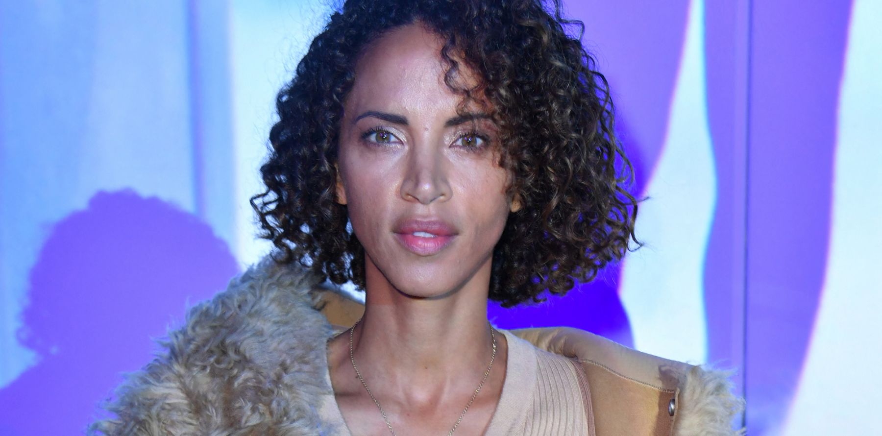 Noémie Lenoir en petit top, Tina Kunakey sans Vincent... pour le défilé ...