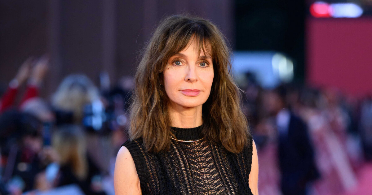 Anne Parillaud sensuelle : elle laisse transparaître ses sous-vêtements délicats à Rome : Le ...