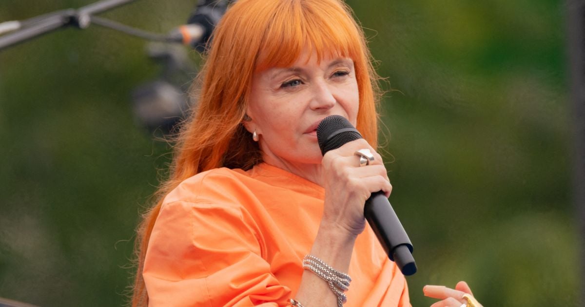 Axelle Red pétillante : radieuse dans un look inattendu et acidulé ...