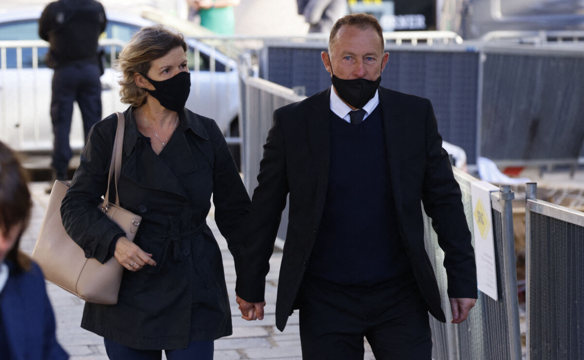 Photo : Jean-Pierre Papin et sa femme Florence - Arrivées à la messe ...