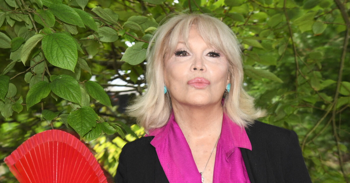Amanda Lear s'affiche en très bonne compagnie : cet homme ultra-sexy ...