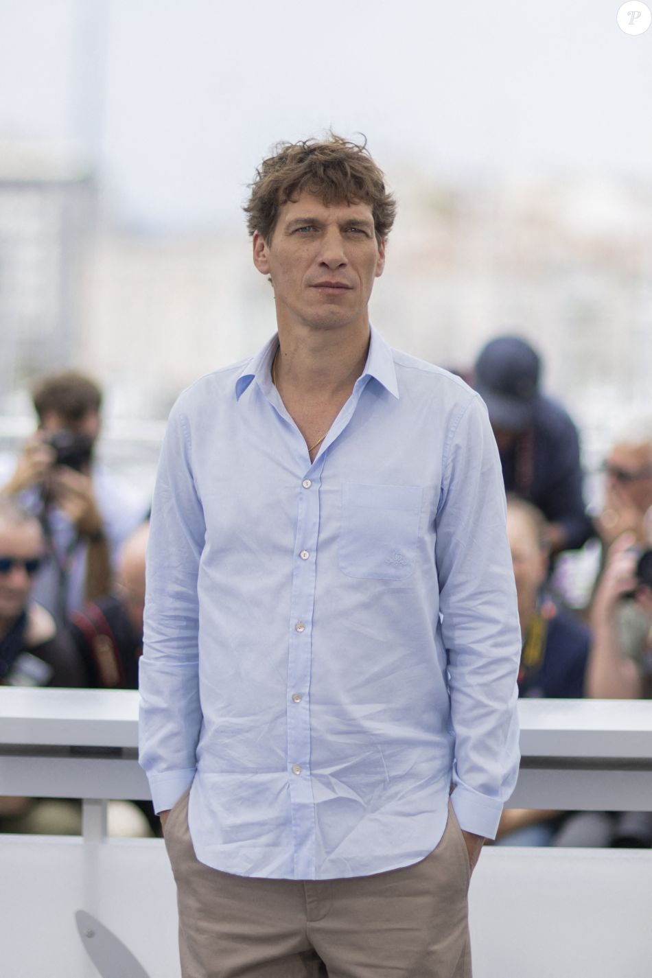Cédric Jimenez au photocall du film Novembre lors du 75ème Festival ...