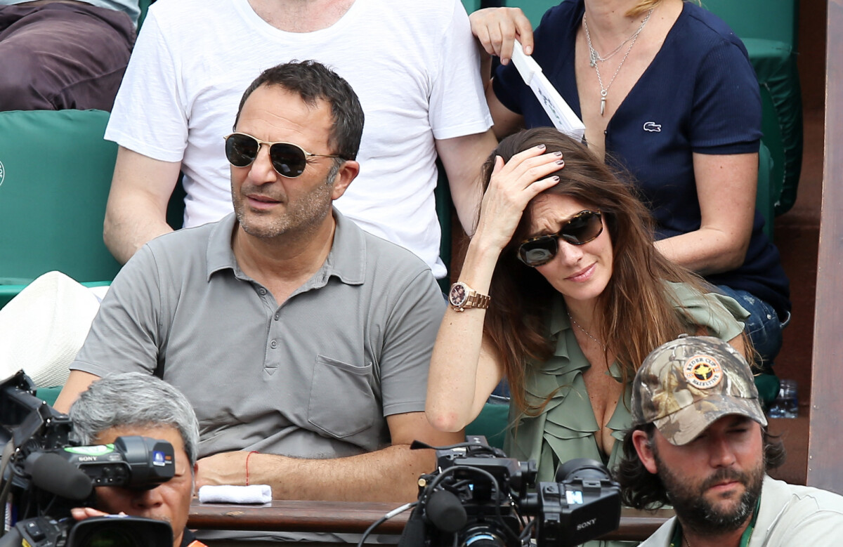 Photo : Arthur (Jacques Essebag) et sa compagne Mareva Galanter dans les tribunes lors de la ...