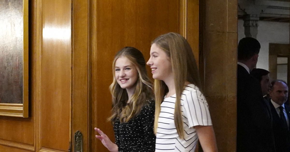 La princesse Leonor et L'infante Sofia d'Espagne reçoivent les lauréats ...