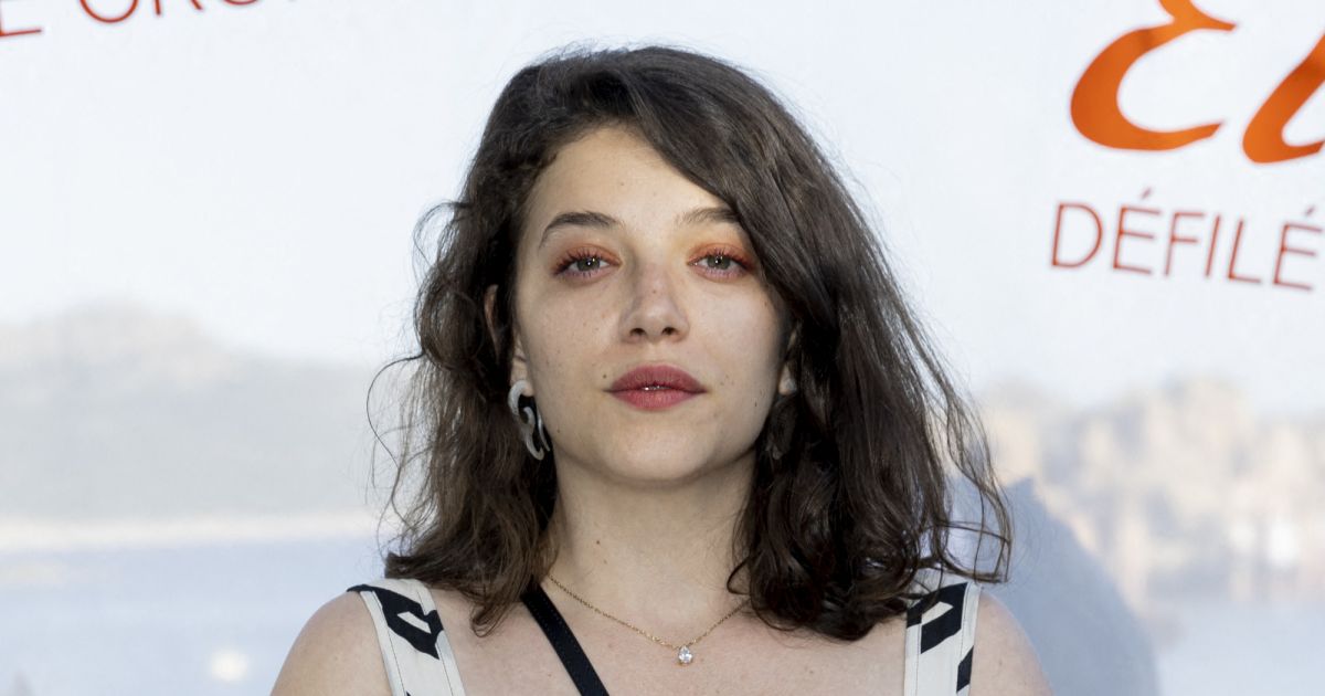 Zoé Adjani - Photocall lors du défilé Etam Croisière 2022 au Domaine de ...