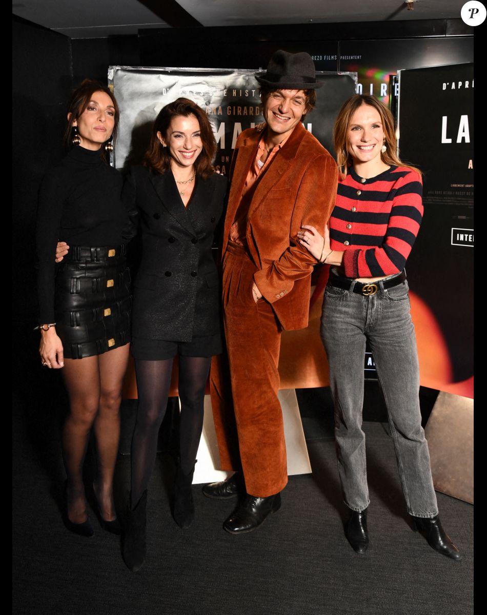 Aure Atika en mini-short et Ana Girardot nombril à l'air face à un ...