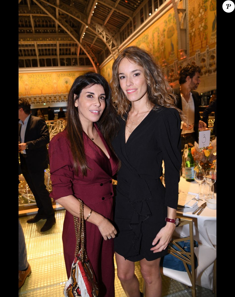 Camille Cerf en mini-short et bottes en cuir, Nathalie Péchalat sans ...