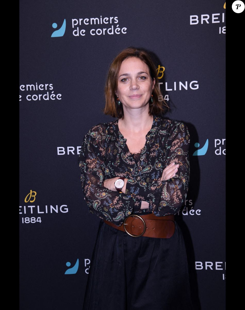 Camille Cerf en mini-short et bottes en cuir, Nathalie Péchalat sans ...