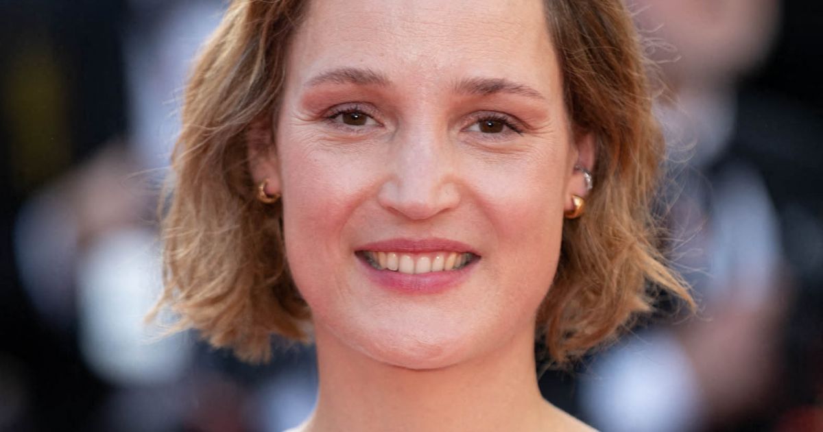 Vicky Krieps - Montée des marches du film Three Thousand Years of ...