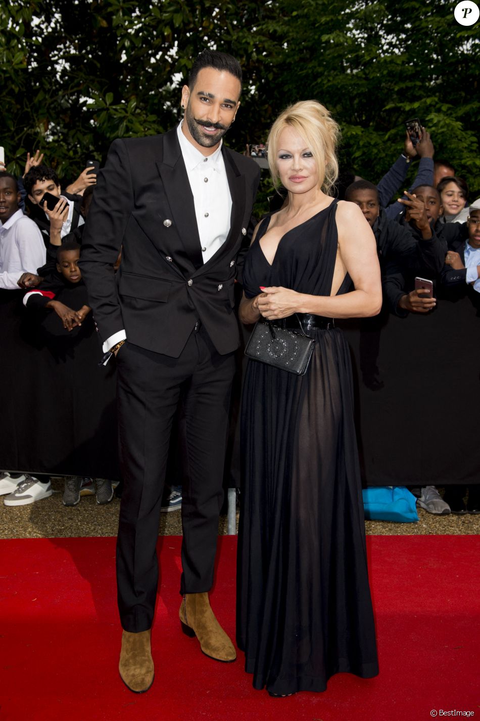 Adil Rami et sa compagne Pamela Anderson arrivent à la 28ème cérémonie ...