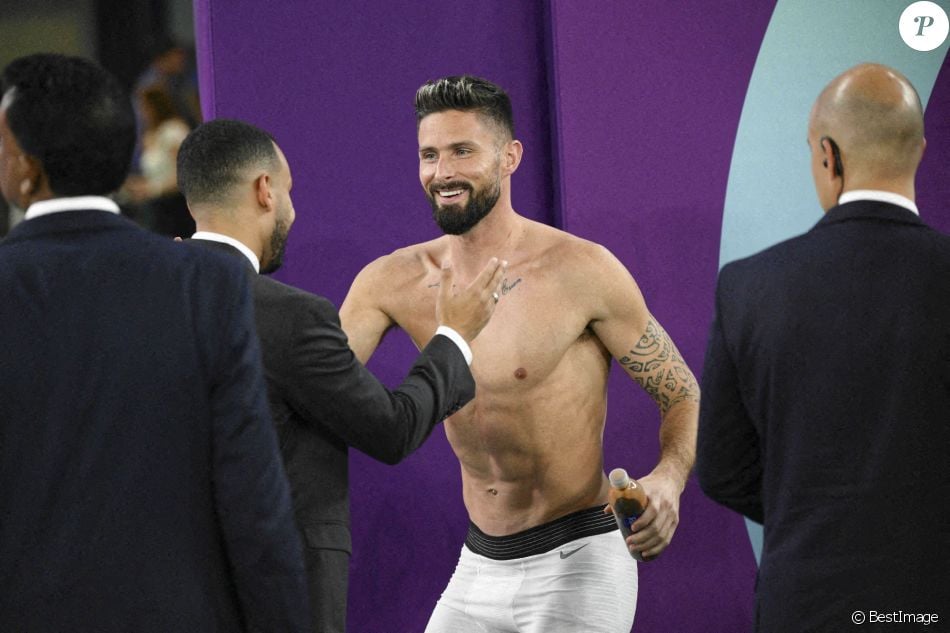 GIROUD Olivier (FRA) torse nu en tribunes lors du match du groupe D ...