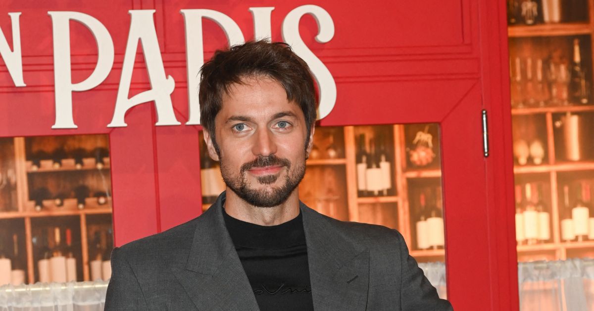 Lucas Bravo - Avant-première du film Netflix Emily in Paris saison 3 au ...