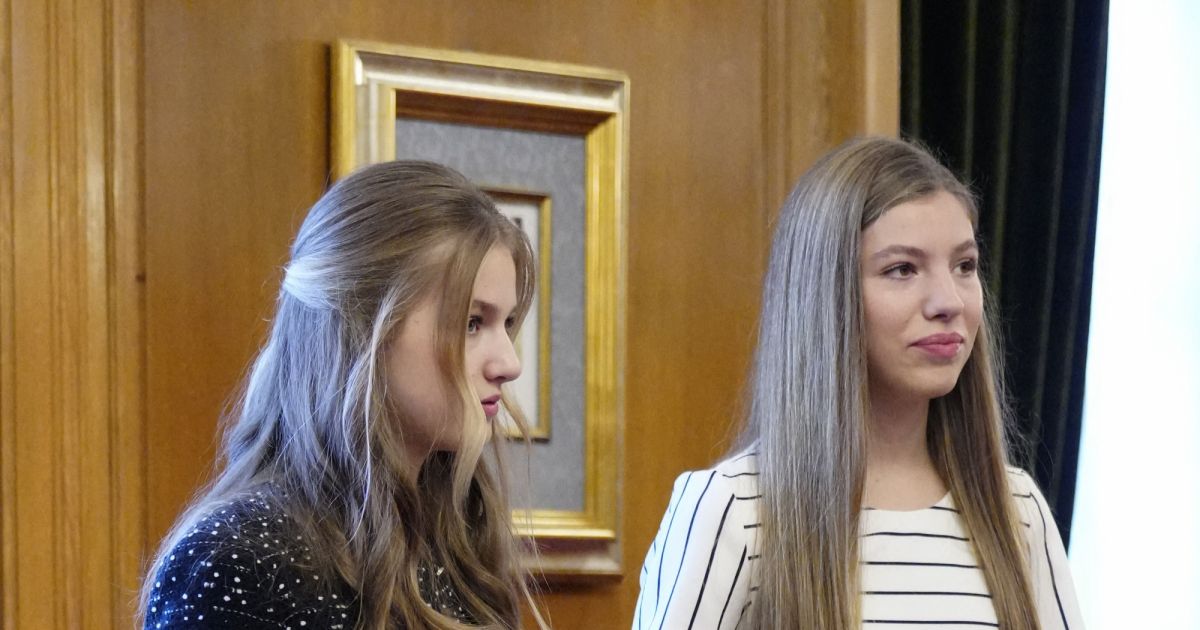 La princesse Leonor et L'infante Sofia d'Espagne reçoivent les lauréats ...