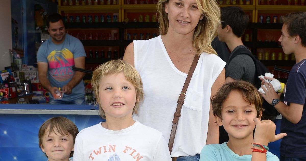 Sarah Lavoine avec ses fils Milo, Roman et un ami - Inauguration de la ...