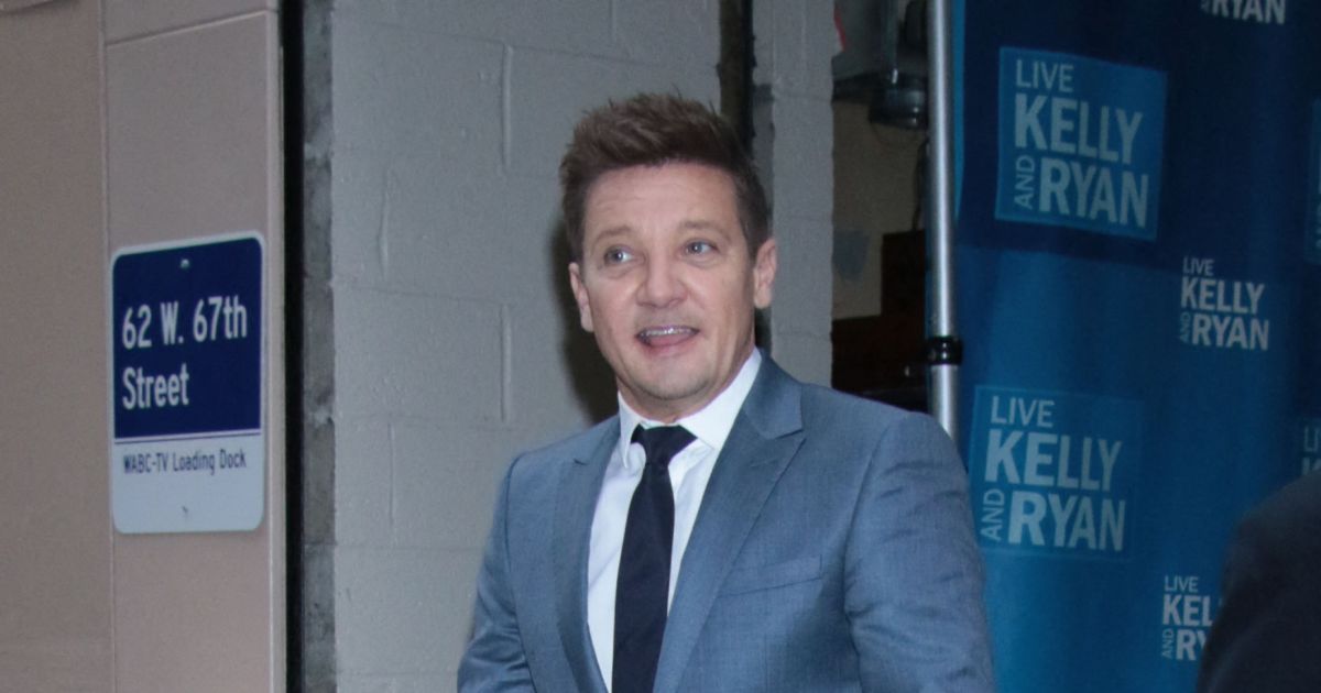 Jeremy Renner fait ma promotion du film Hawkeye au Live with Kelly ...